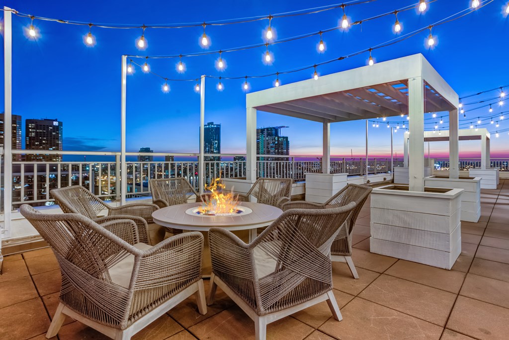 180 North Jefferson Apartments, 180 N Jefferson St, Chicago, IL - RentCafe